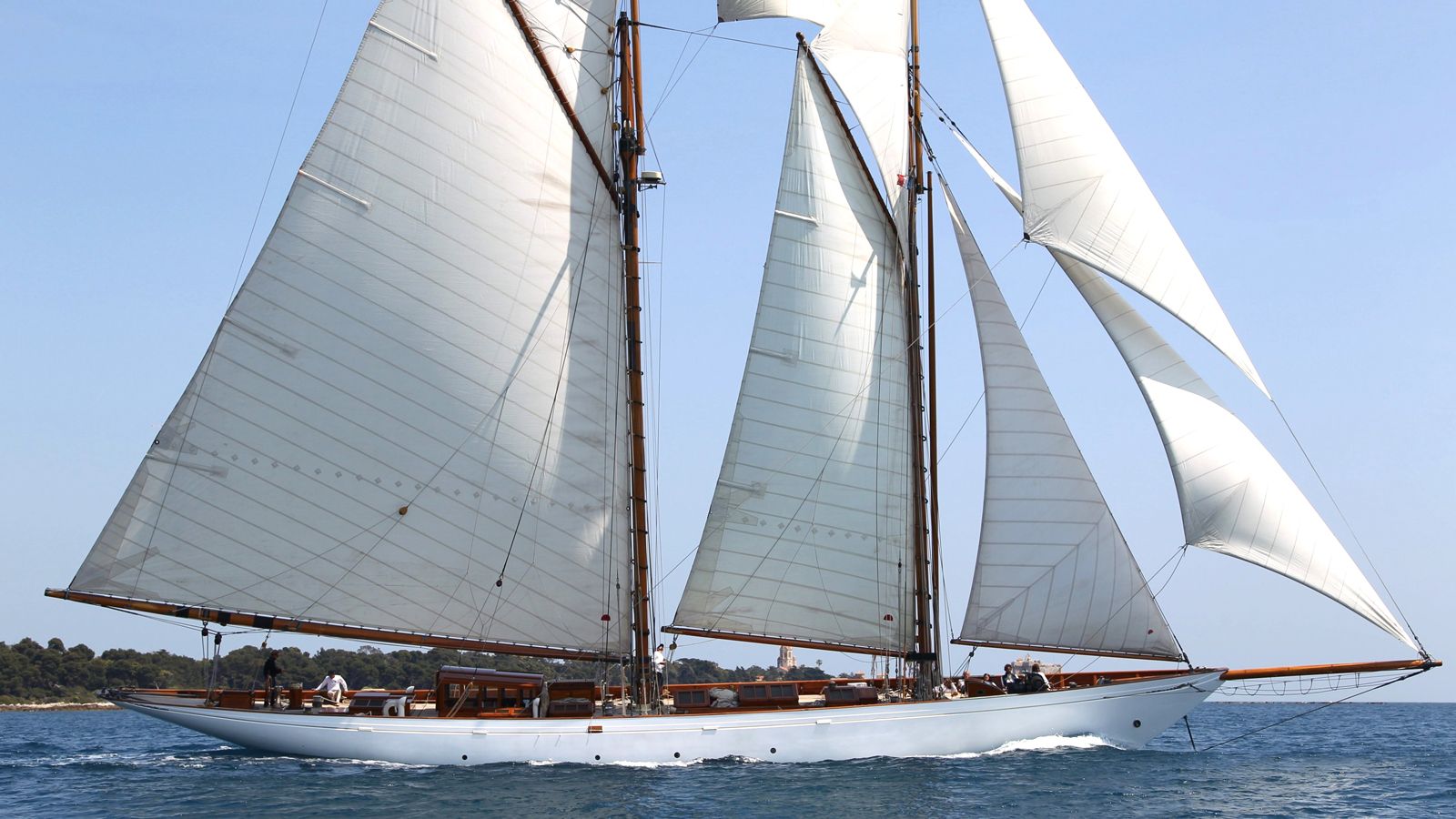 Vintage 41m Fife gaff-rigged schooner Altair on the market